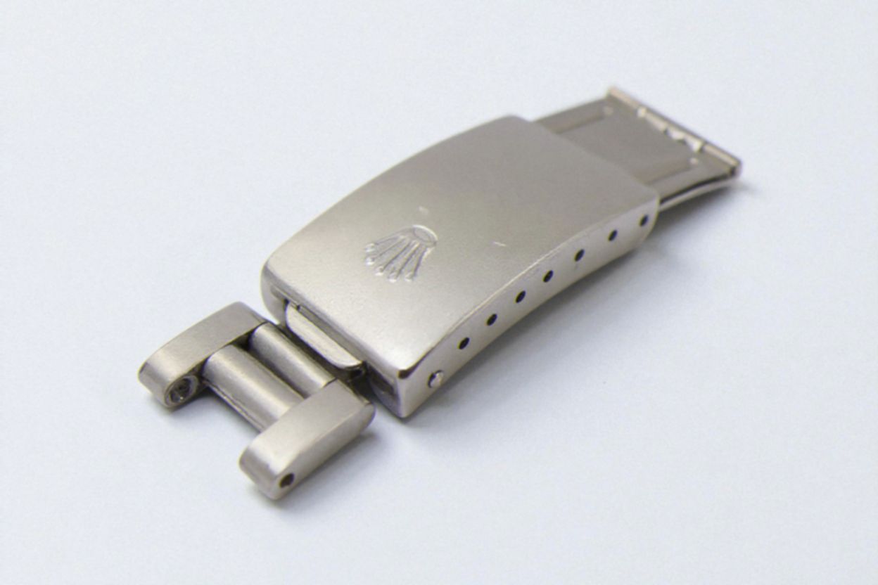 8 Watch Clasp Types Every Watch Wearer Should Know - Hewore