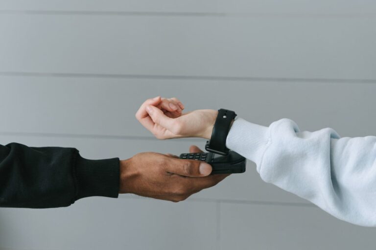 Smartwatch Contactless Payment — How It Actually Works - Hewore