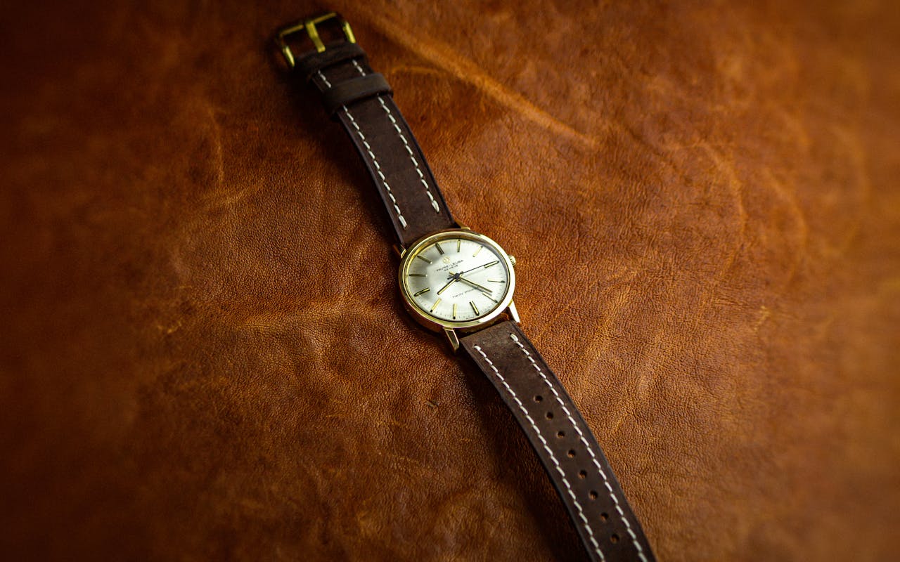 Vintage Watch Buying Guide — Inspect, Vet, & Budget - Hewore