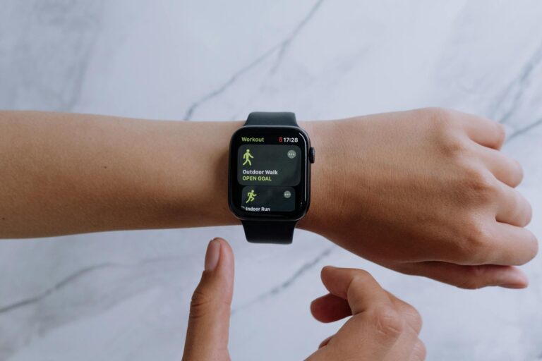 Smartwatch Step Count Accuracy — What Current Data Shows - Hewore